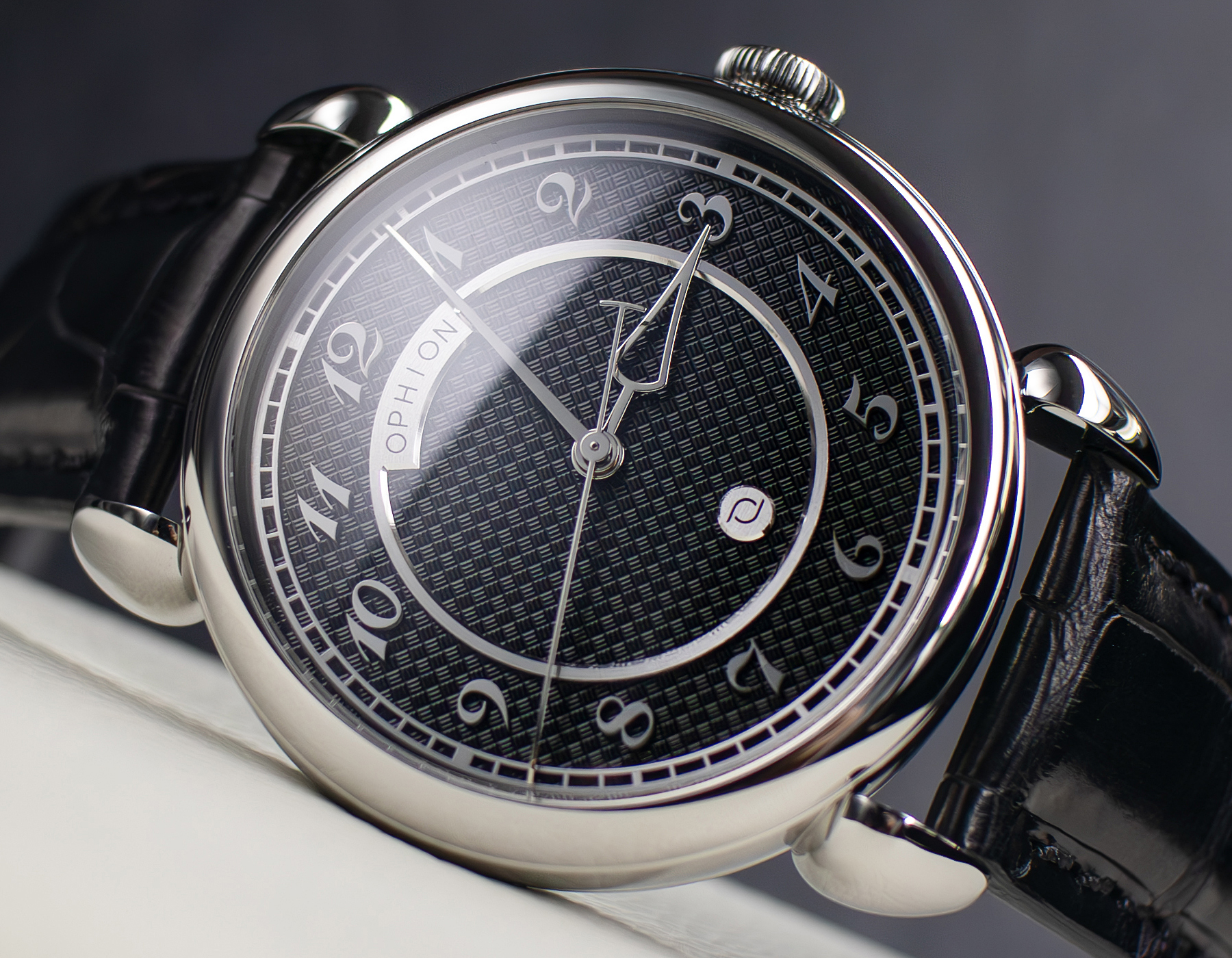 鏡面ティアドロップケースとCNCギョシェ文字盤をそなえたOPHION 786 VELOSに2つの新作が登場。 – Chrono Theory ...